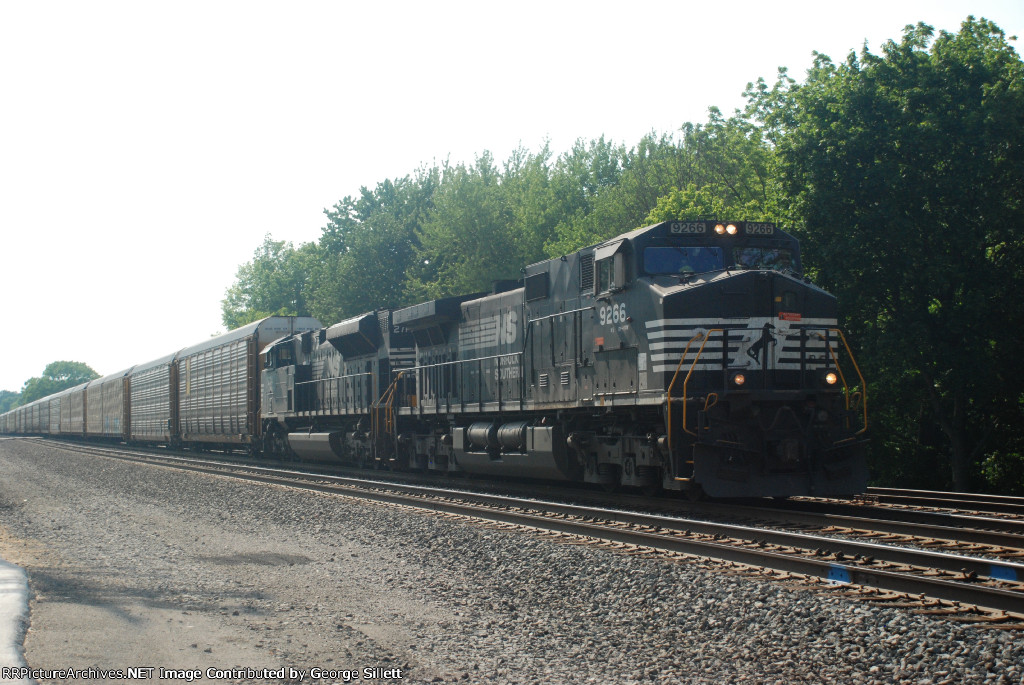 NS 9266 takes autoracks east.